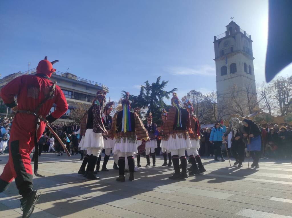 Τα “ΜΩΜΟΕΡΙΑ” στην Κεντρική πλατεία της Κοζάνης | Kouzounews.GR