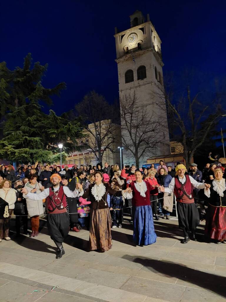 Kouzounews.GR | Εντυπωσίασαν και οι μικρασιατικοί χοροι στην κεντρική ...